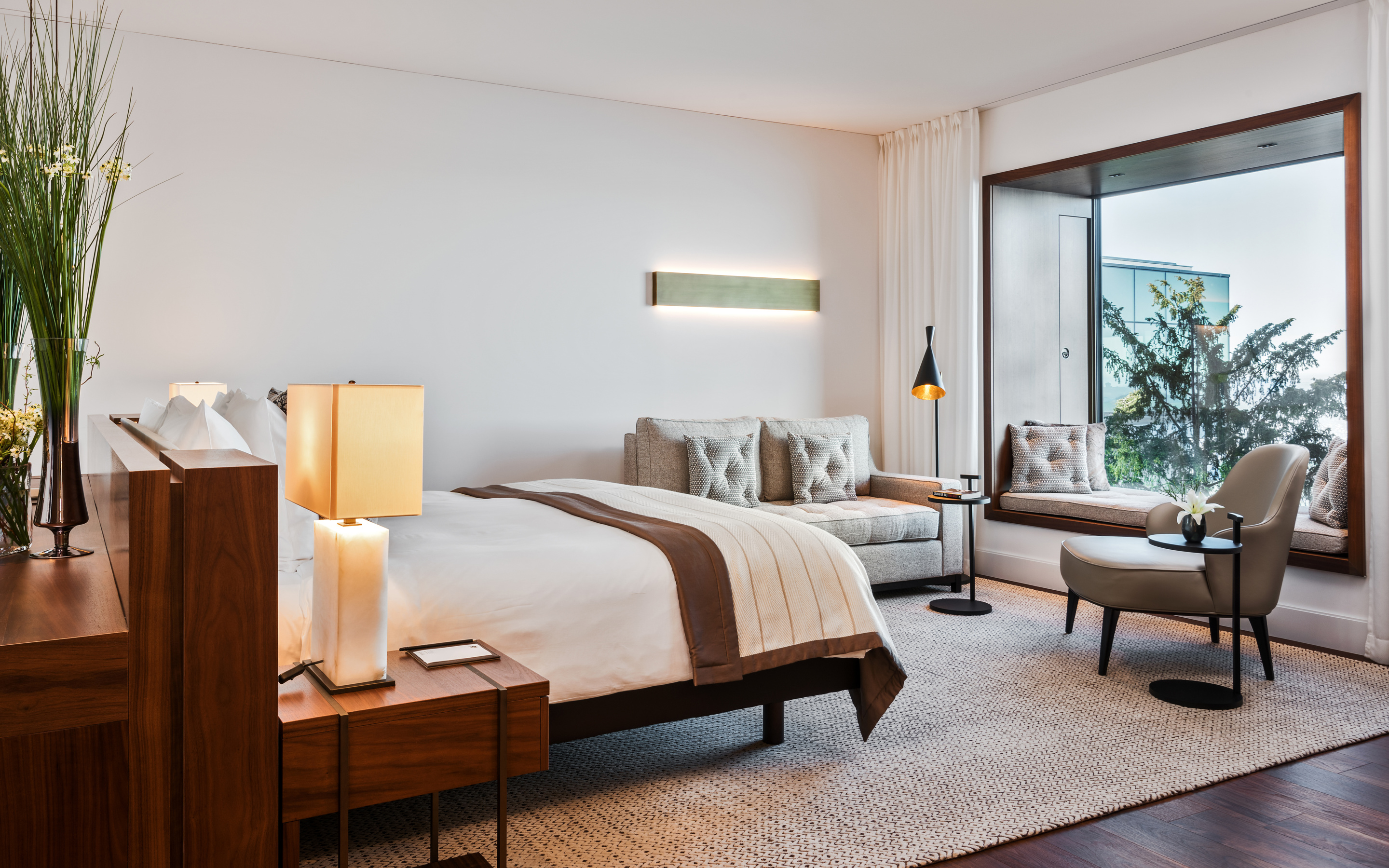 Contemporary Lake View Panorama Suite