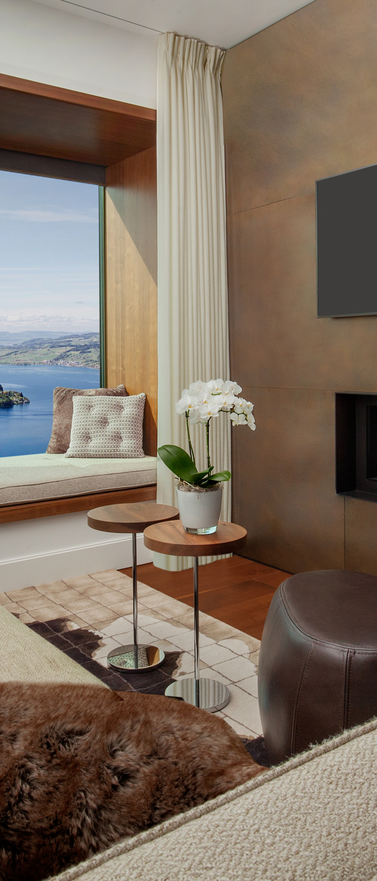 Contemporary Lake View Bay Suite| Bürgenstock Resort