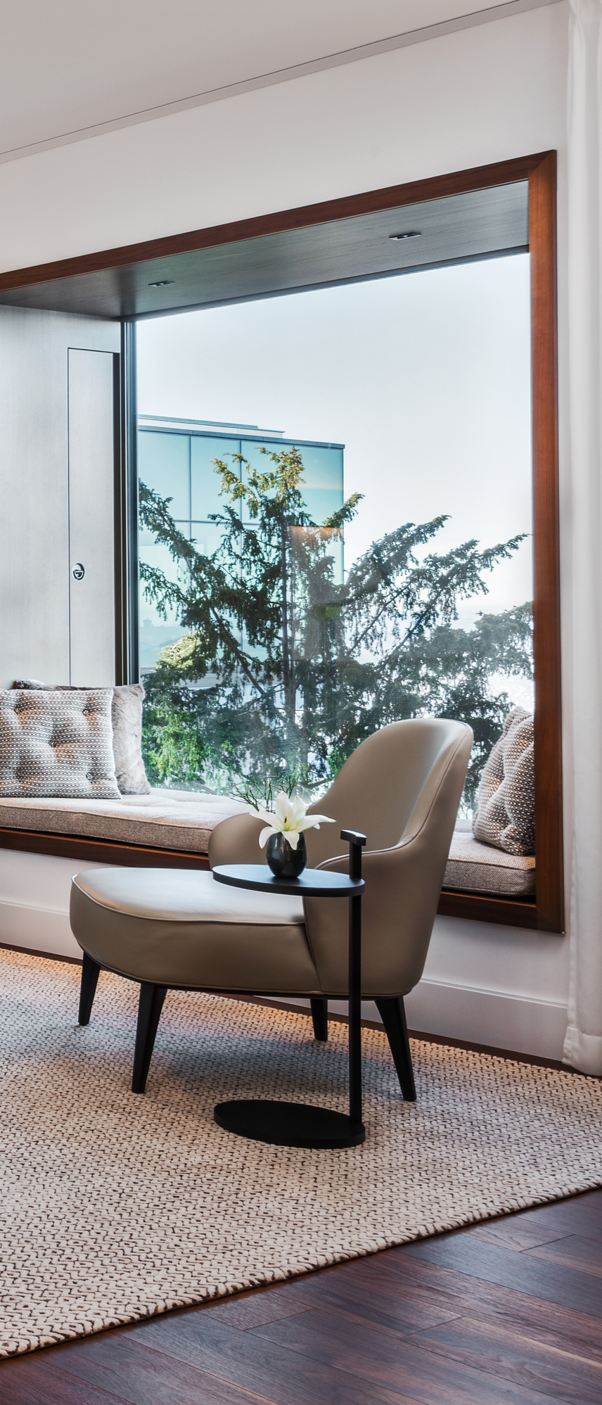 Contemporary Lake View Panorama Suite